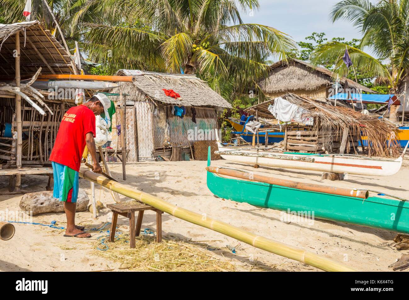 Philippines, Palawan, Aborlan, Sombrero Island, fisherman working on ...