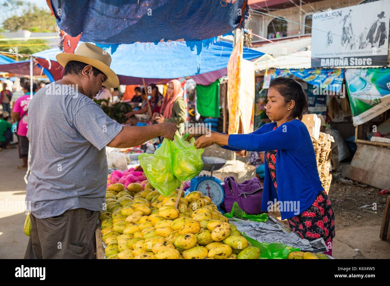 Philippines, Palawan, Aborlan, woman selling mangos in the traditional ...