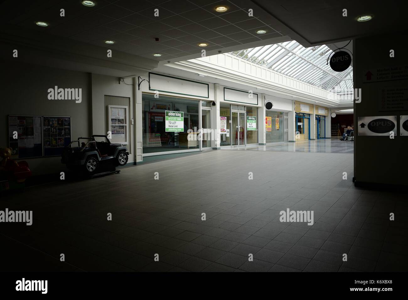 Empty shops hi-res stock photography and images - Alamy