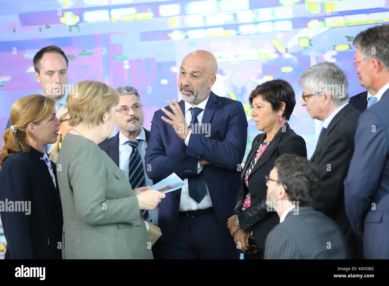 Federal Chancellor Angela Merkel welcomes the Mayor of Amatrice from ...