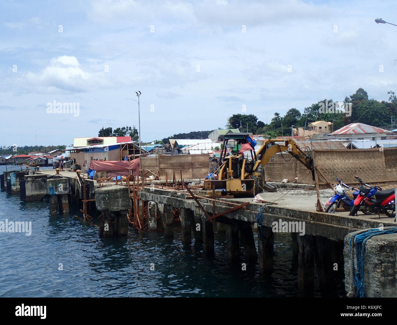 Isabela City, Philippines. 13th Sep, 2017. Construction of farm to ...