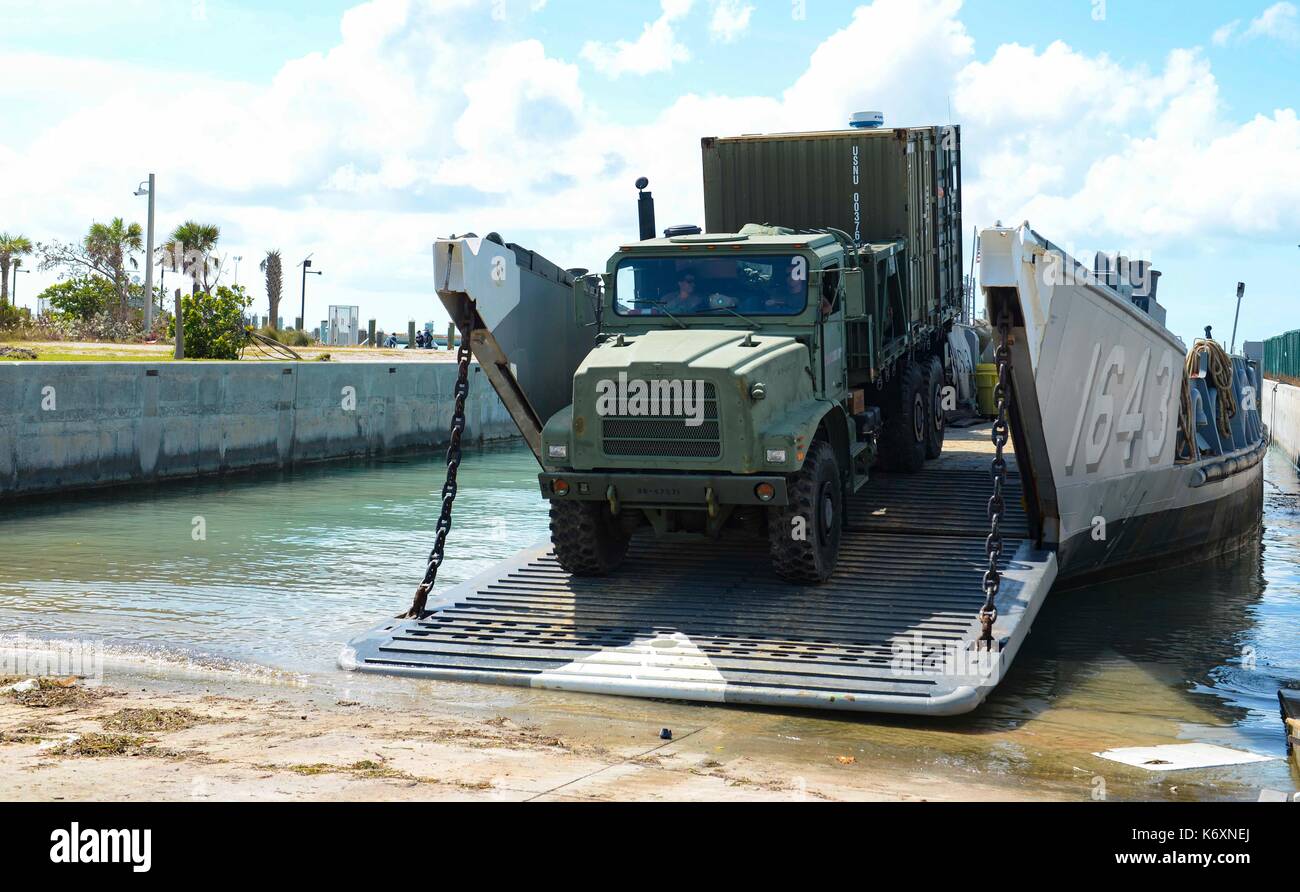 Amphibious truck hi-res stock photography and images - Alamy