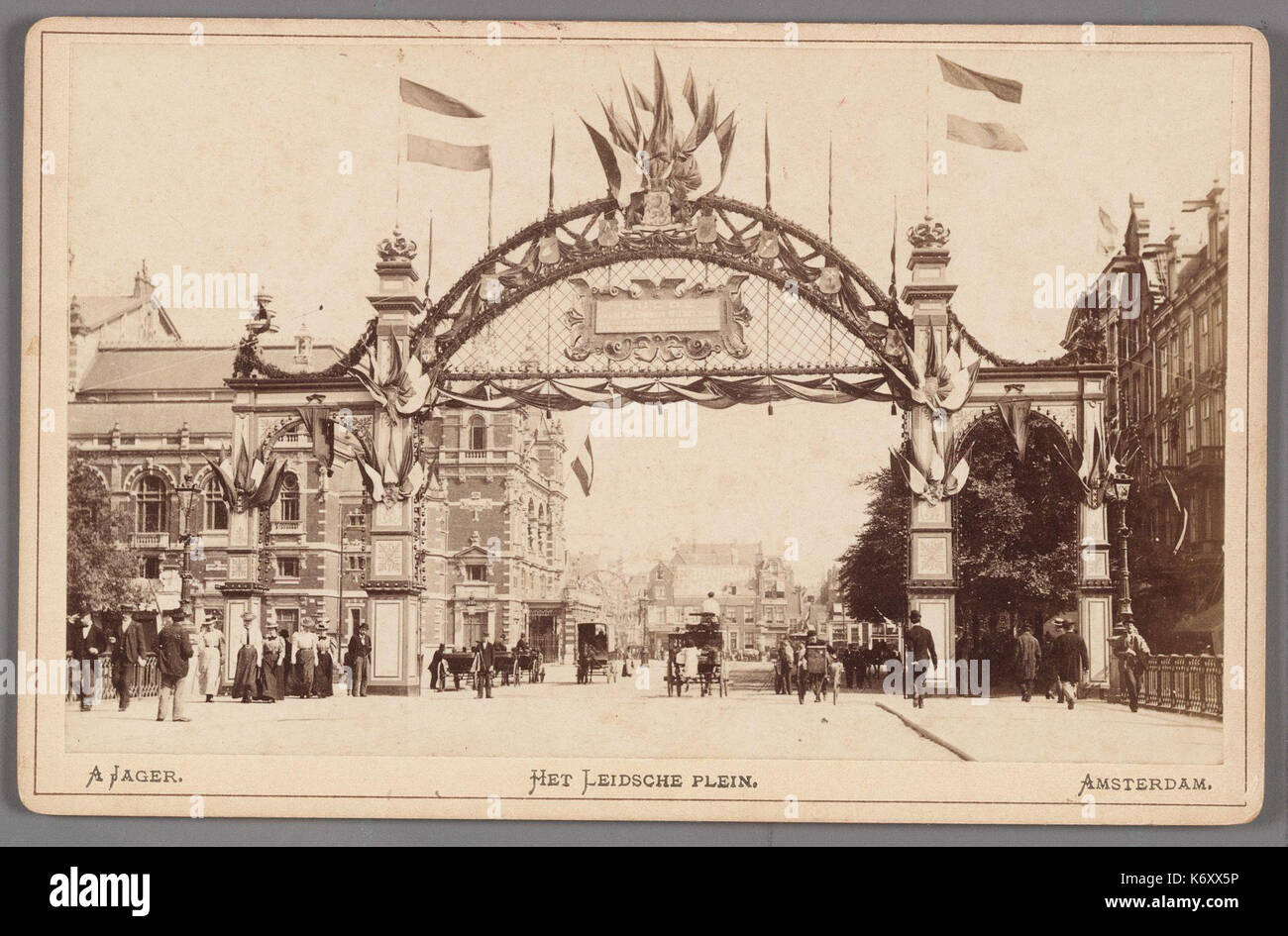 Ereboog op het Leidseplein ter gelegenheid van de inhuldiging van ...