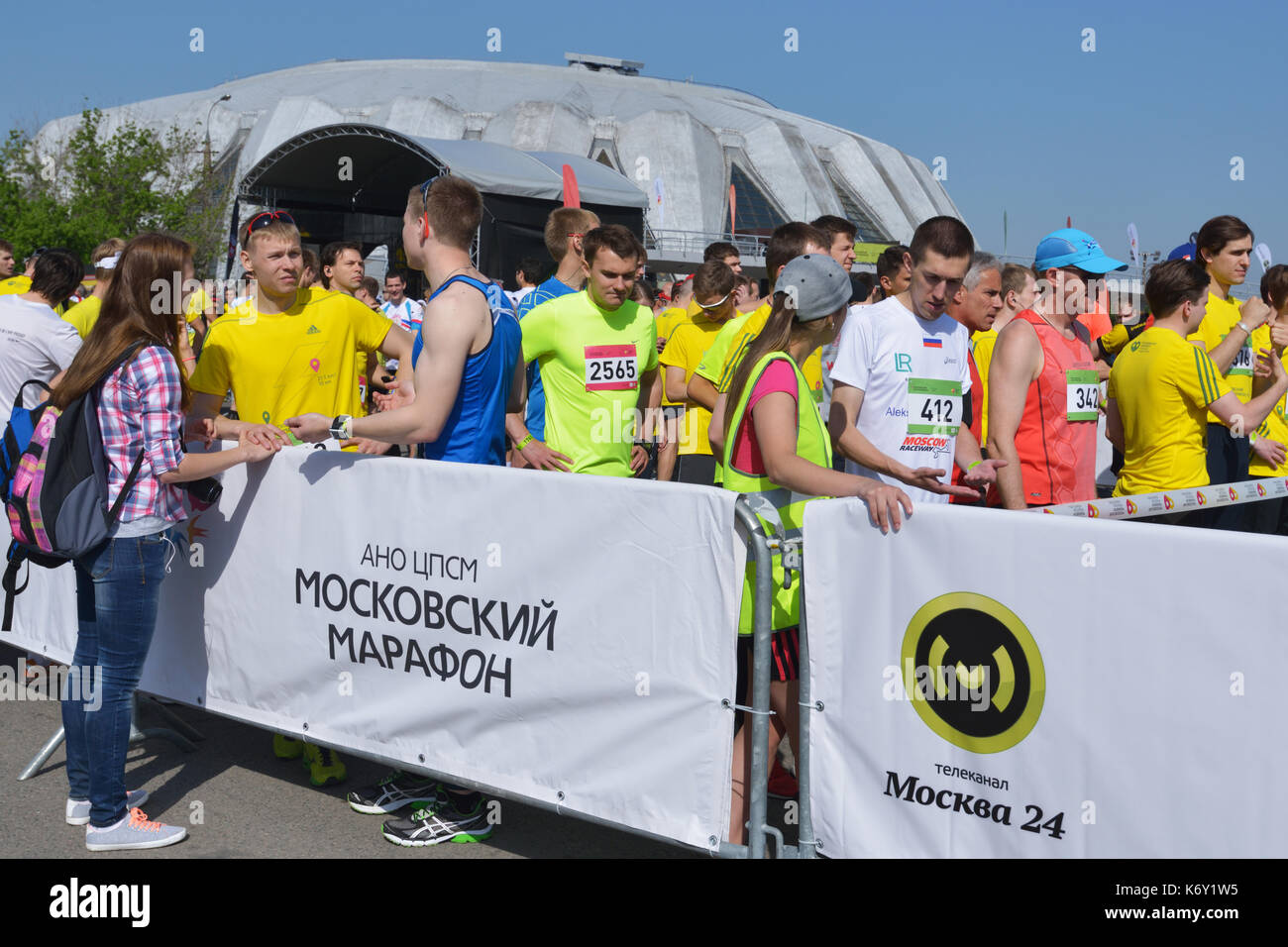Male female athletes running marathon race hi-res stock photography and ...