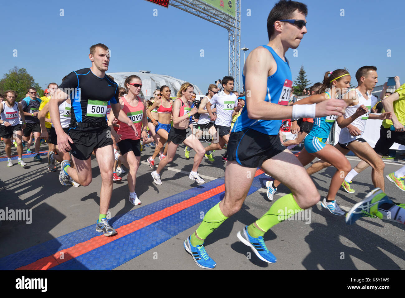 Male female athletes running marathon race hi-res stock photography and ...