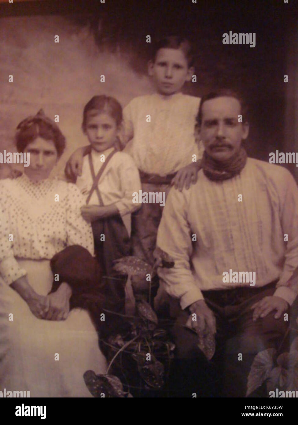 Familia campesina. Costa Rica. 1900 Stock Photo - Alamy