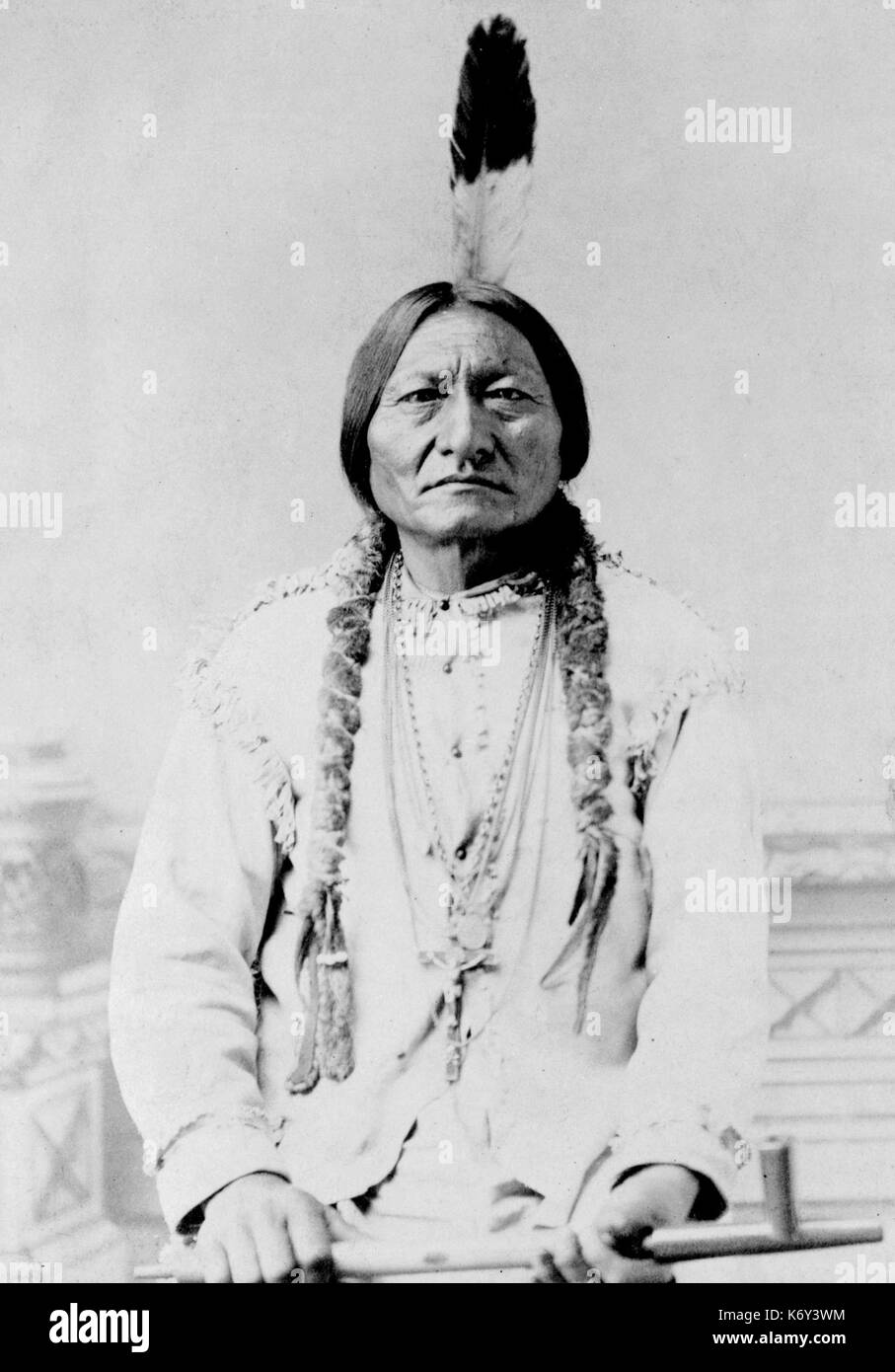 En chief sitting bull Stock Photo - Alamy