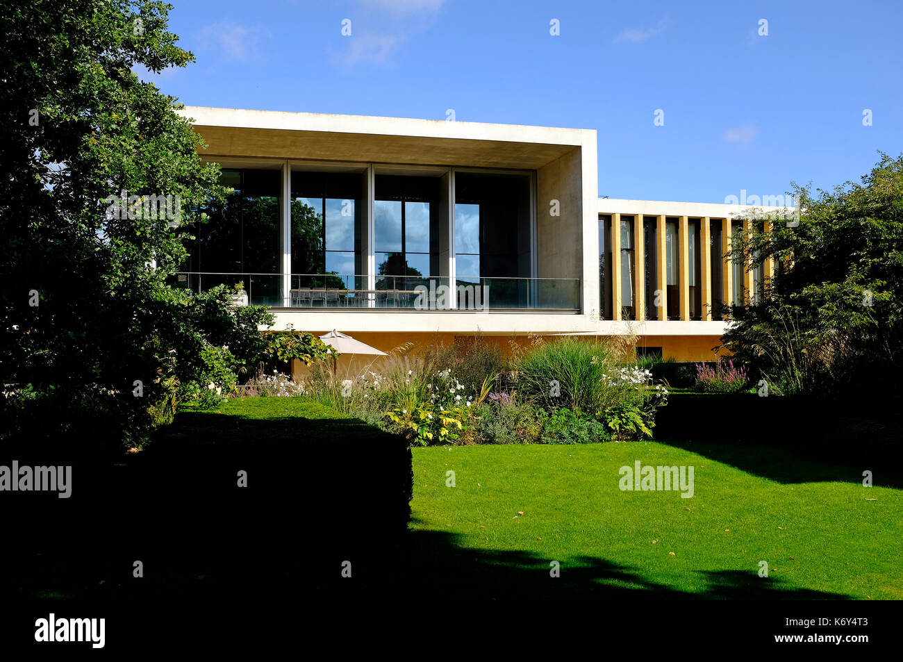 Cambridge university botanical gardens hi-res stock photography and ...