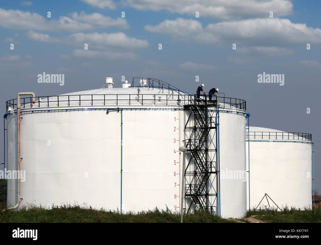 Workers oil storage tank hi-res stock photography and images - Alamy