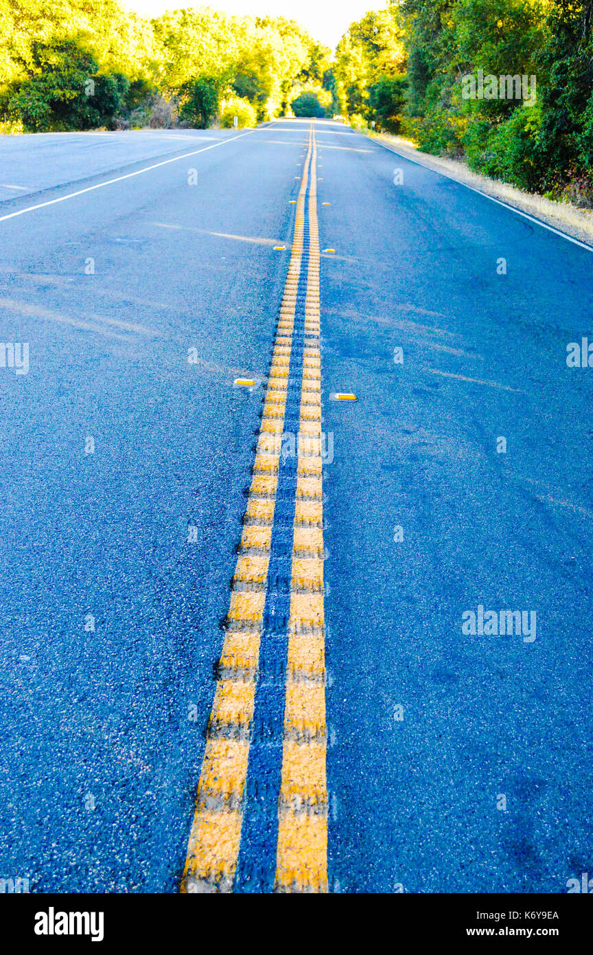 Road divider line hi-res stock photography and images - Alamy