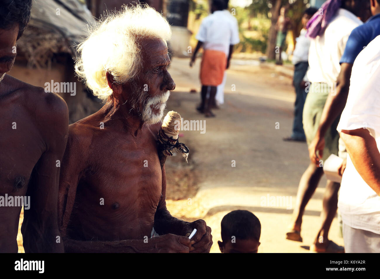 Peoples looking for someone in the crowd of people Stock Photo - Alamy