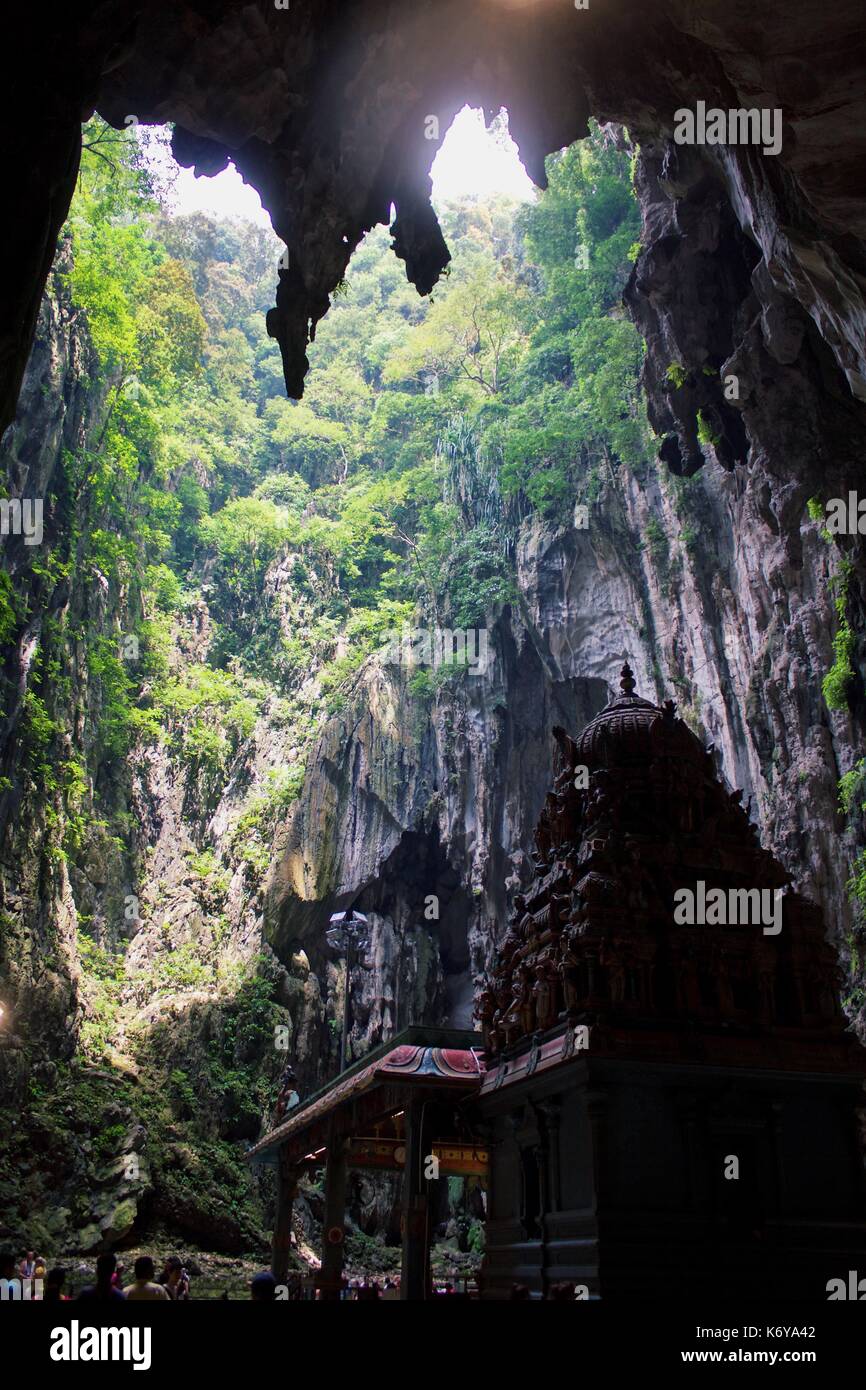 Caves hindu shrine temple indian kl hi-res stock photography and images ...
