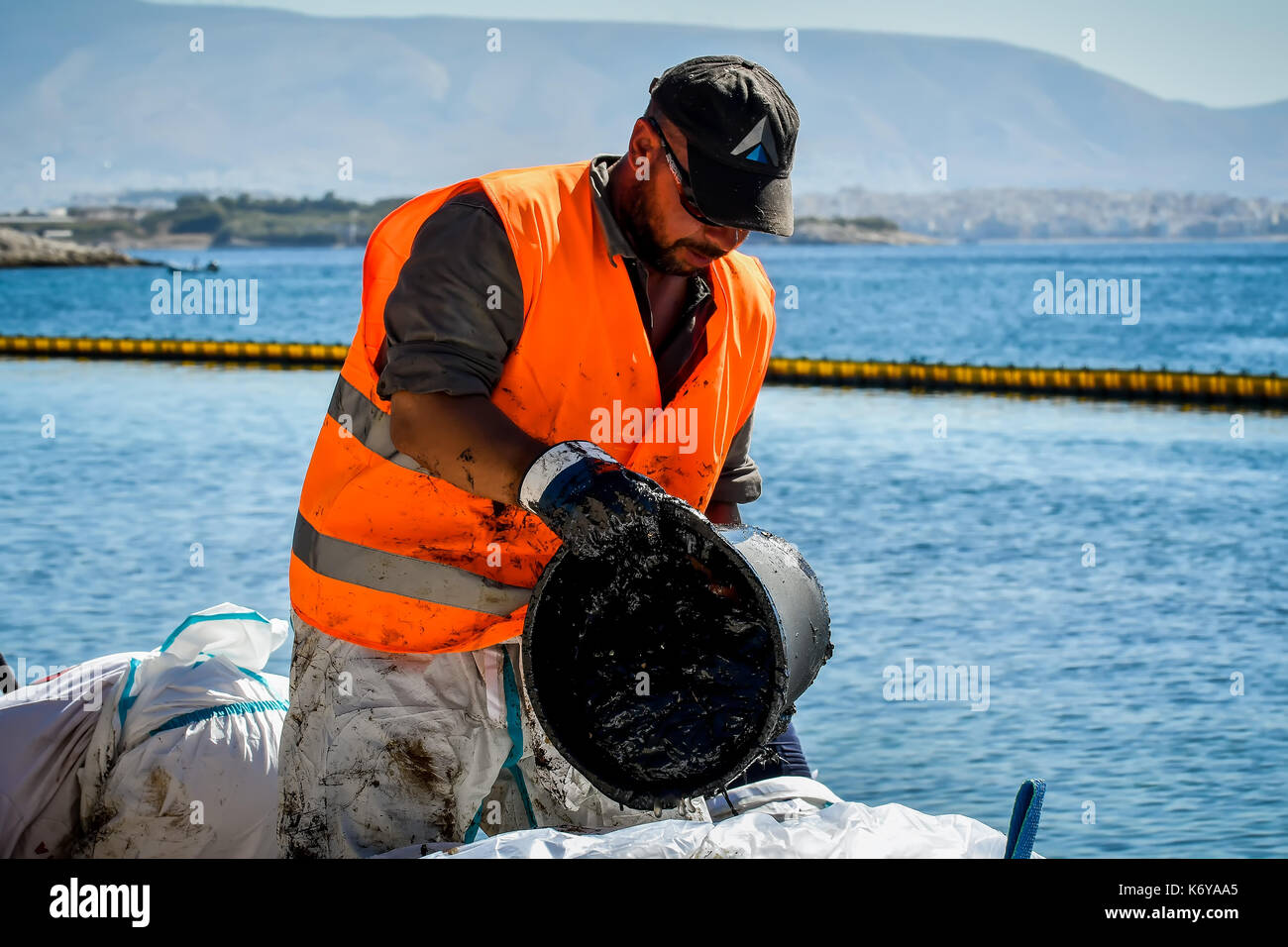 Oil spill cleanup hi-res stock photography and images - Alamy
