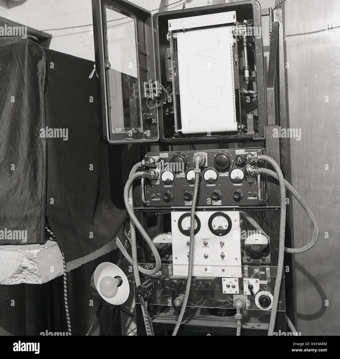 1950s scientific equipment hi-res stock photography and images - Alamy