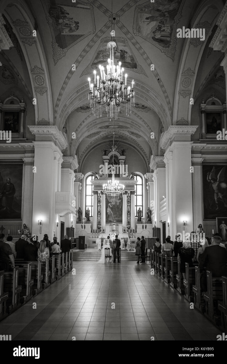 Bride and groom inside church hi-res stock photography and images - Alamy