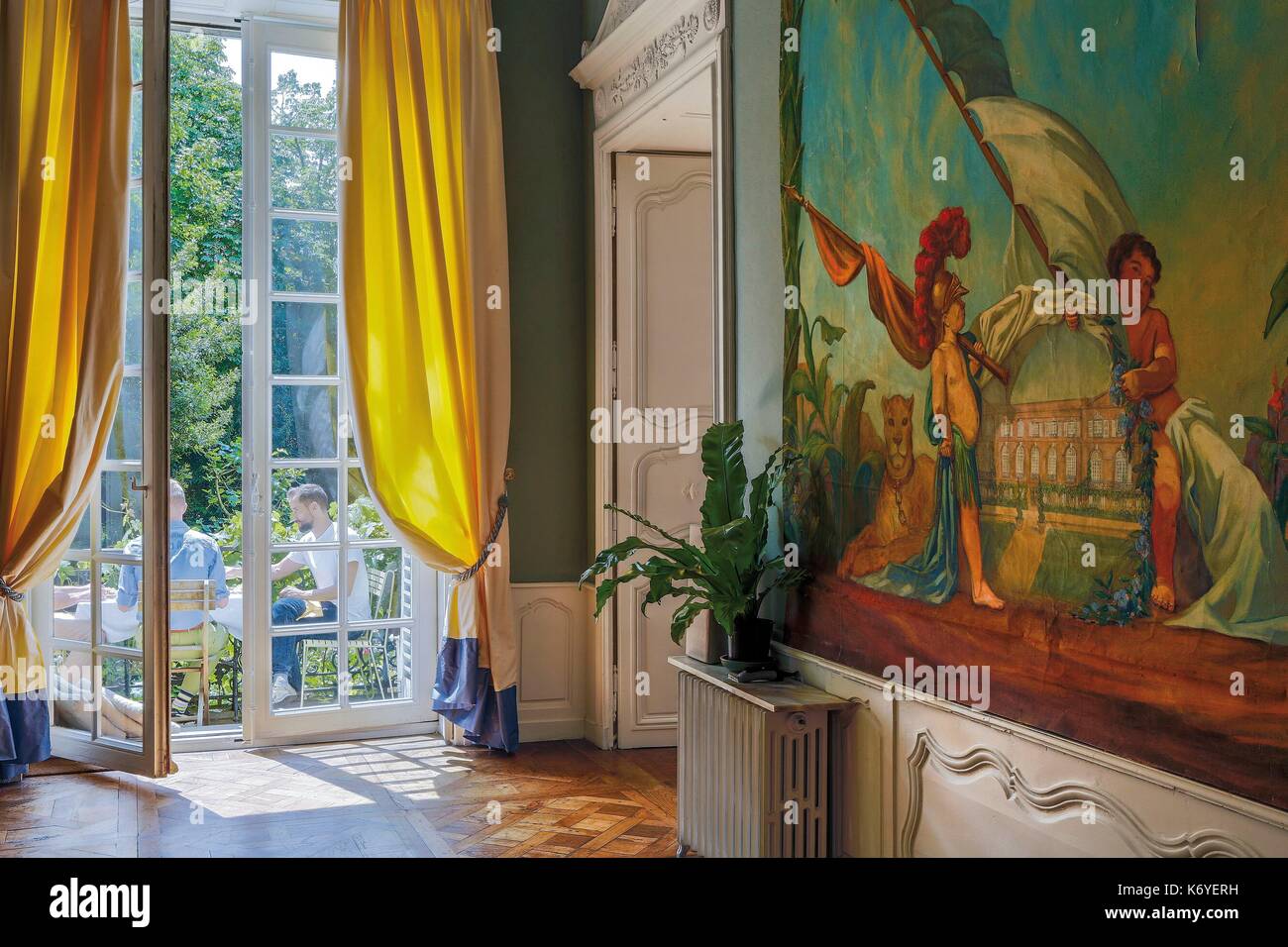 Bourgeois house interior hi-res stock photography and images - Alamy