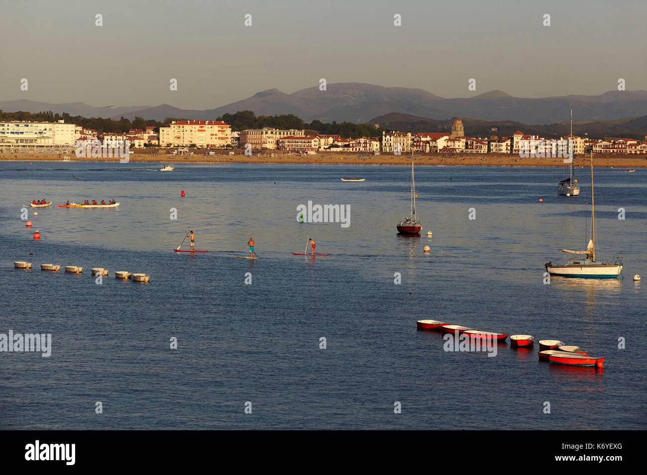 France pays basque canoe hi-res stock photography and images - Alamy