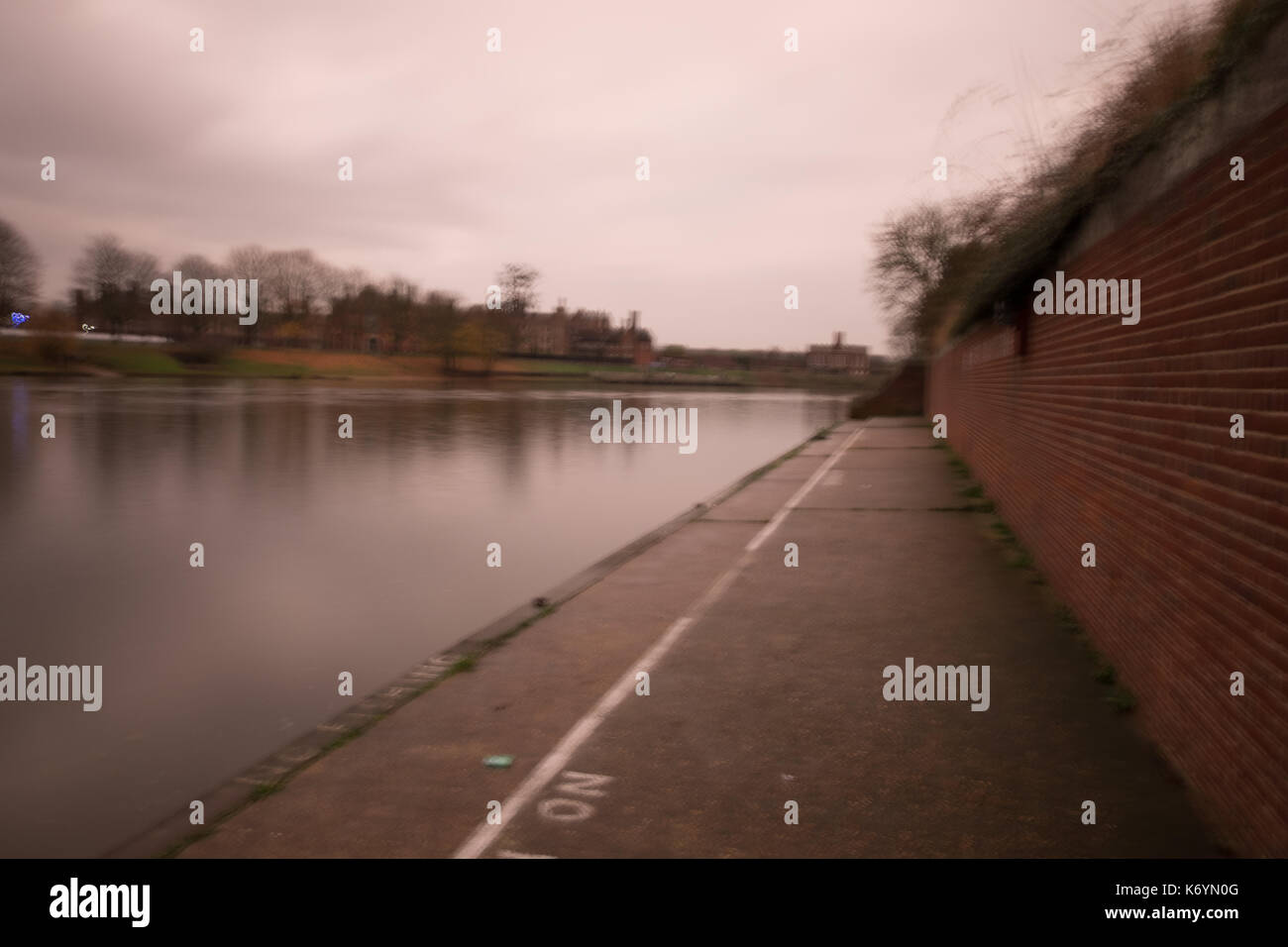 Brick path hampton court hi-res stock photography and images - Alamy