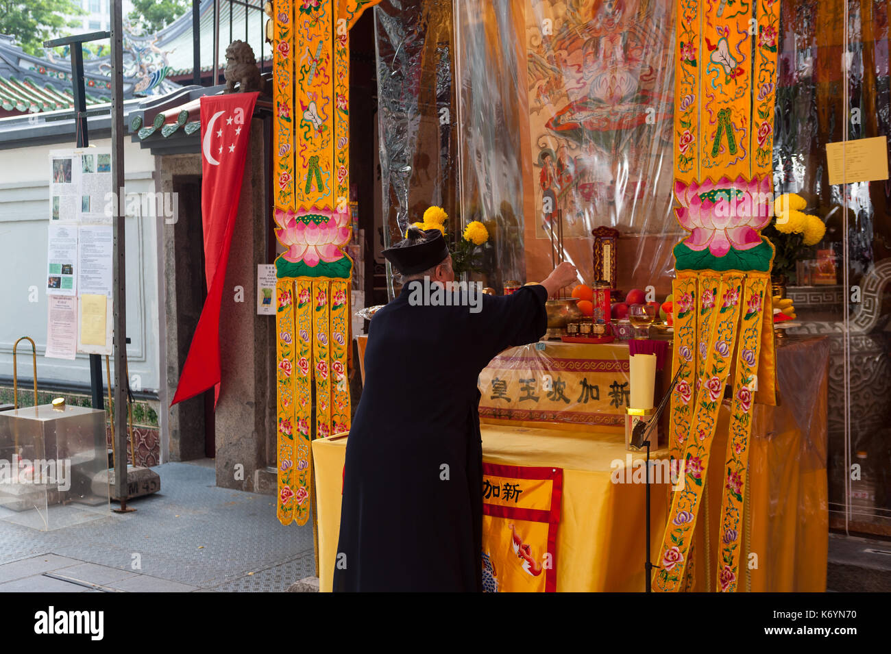Taoist priest hi-res stock photography and images - Alamy