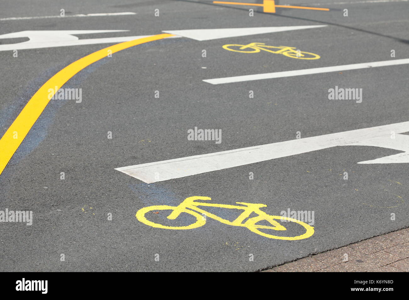 Street mark Arrow, yellow Bike Path Stock Photo - Alamy