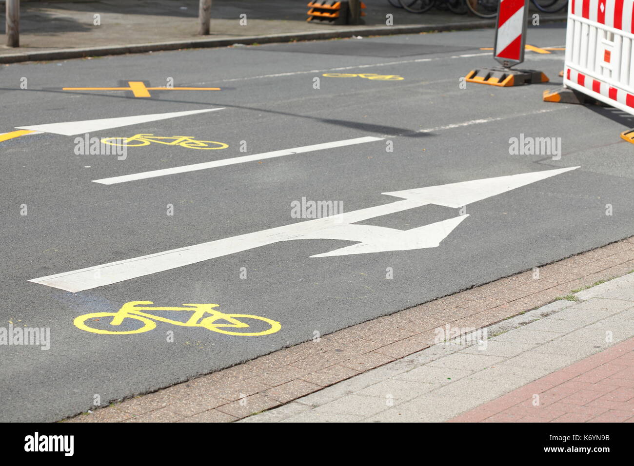 Street mark Arrow, yellow Bike Path Stock Photo - Alamy