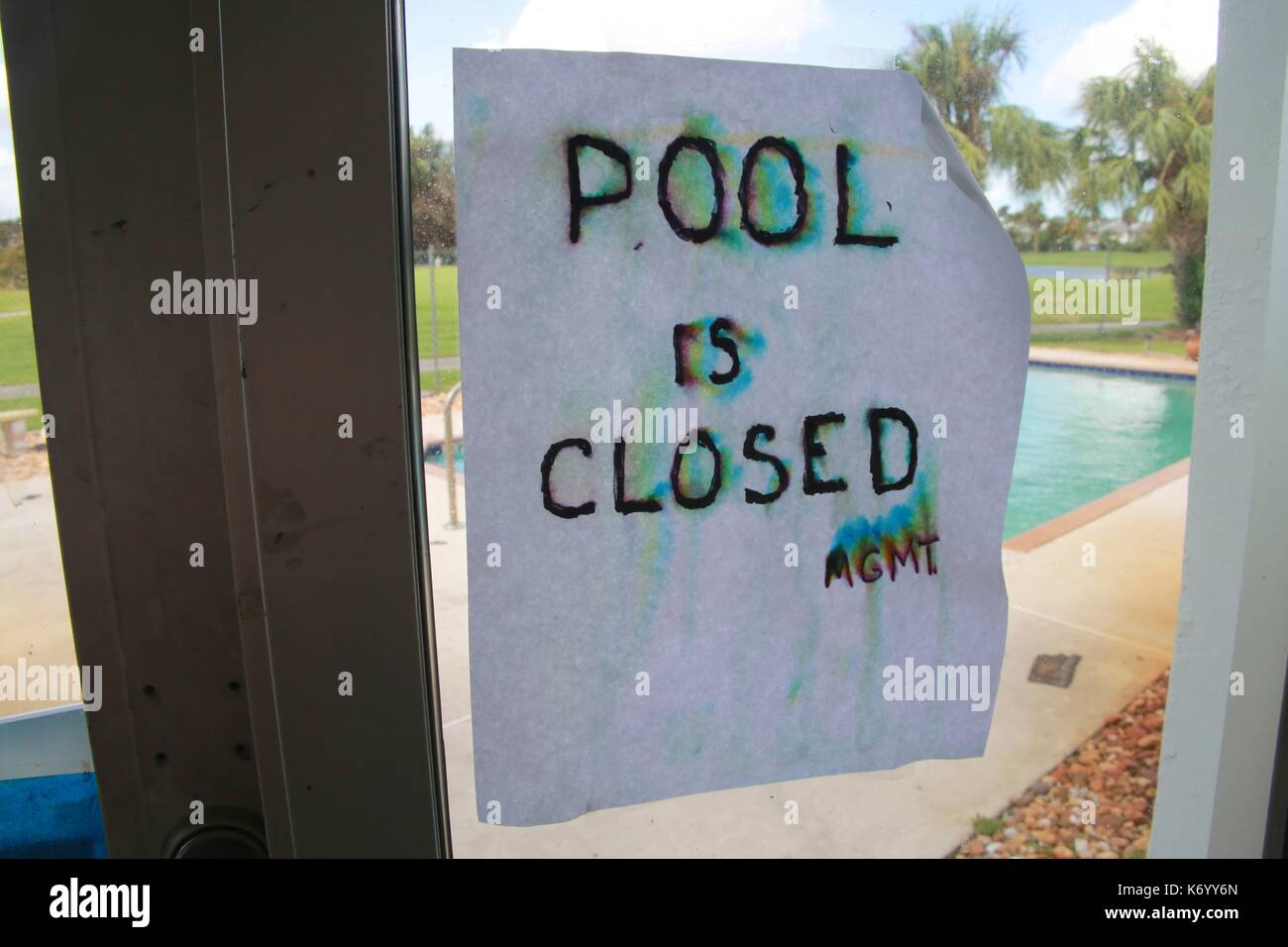 Closed sign swimming pool hi-res stock photography and images - Alamy