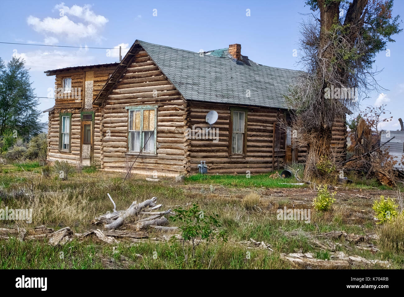 Dilapidated log cabin hi-res stock photography and images - Alamy