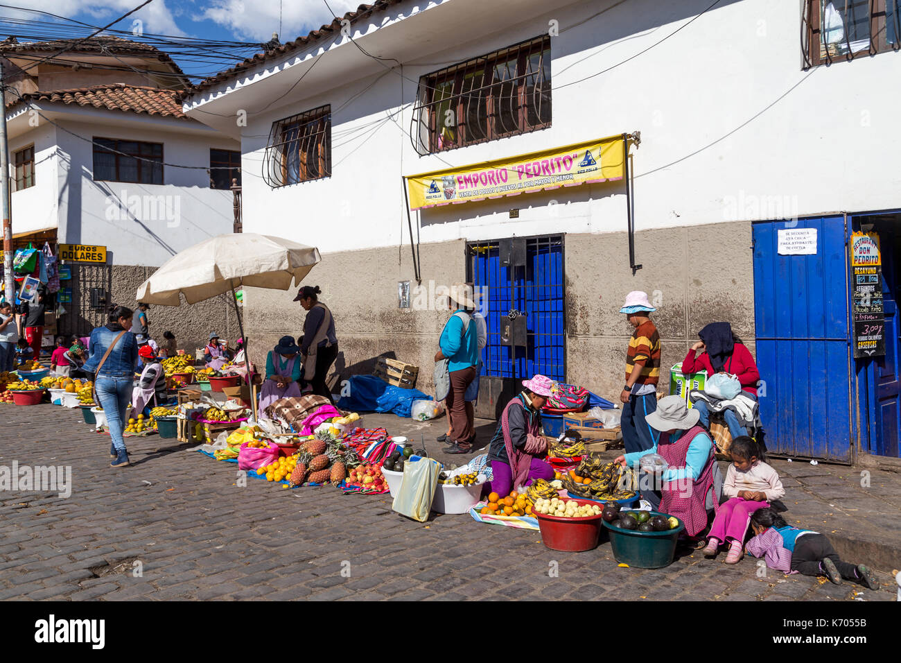Peru street market women poverty hi-res stock photography and images ...