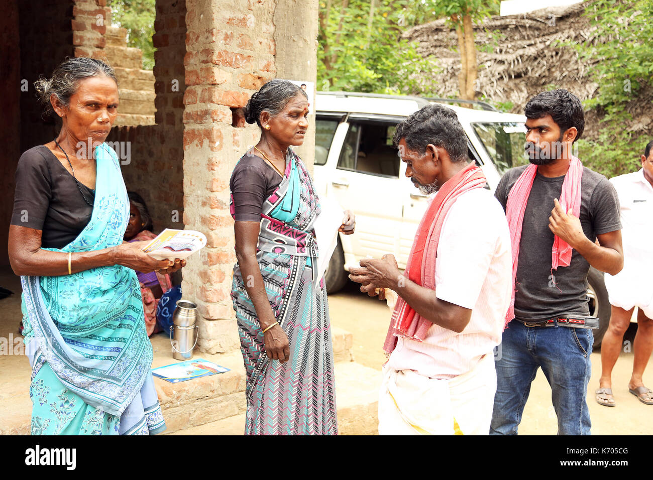 Peoples looking for someone in the crowd of people Stock Photo - Alamy