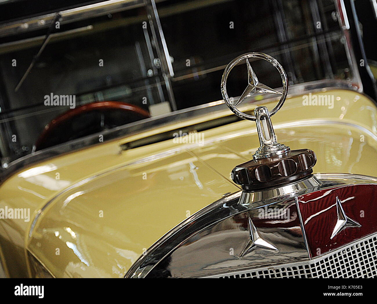 Mercedes benz emblem hi-res stock photography and images - Alamy