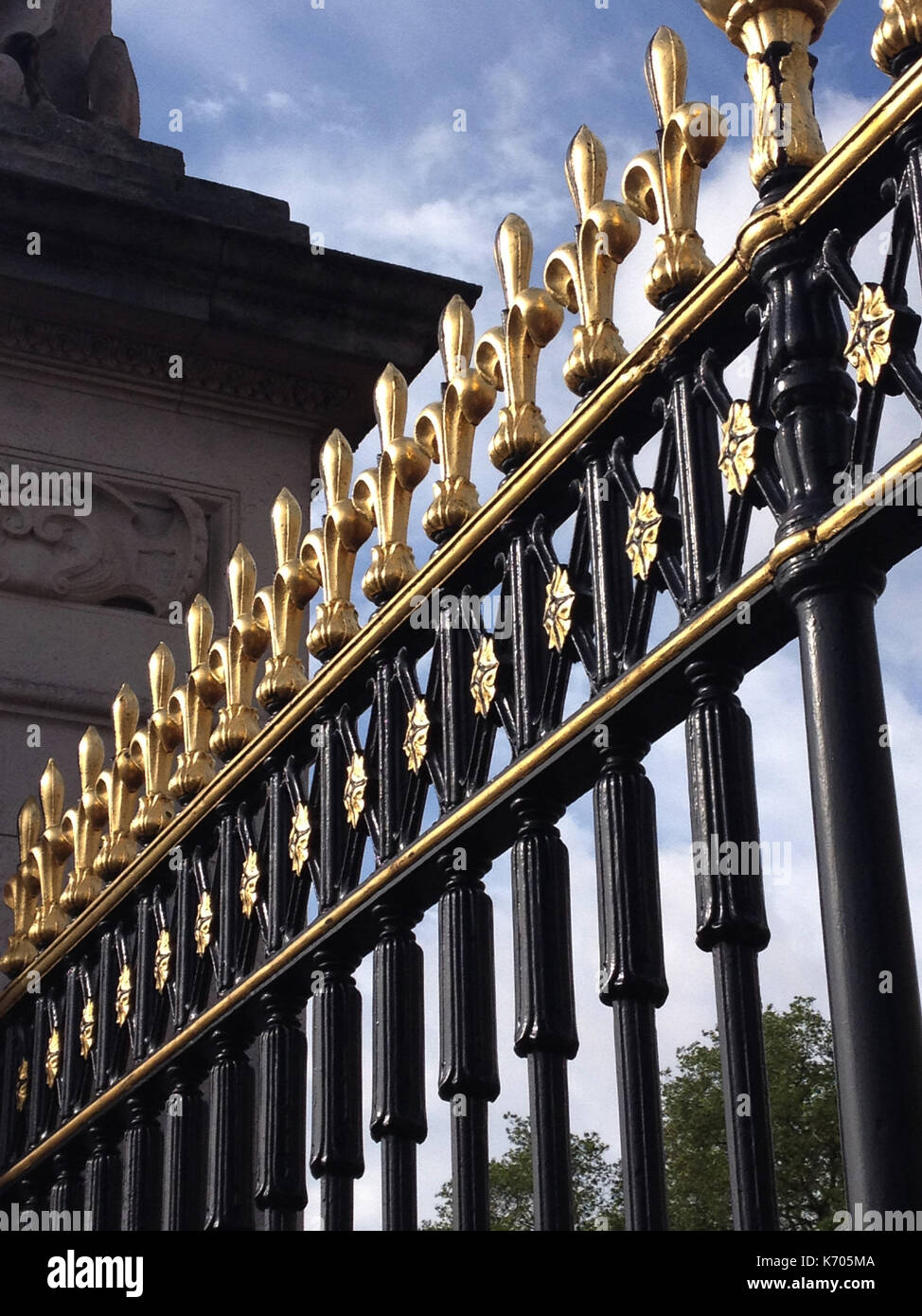 Fences of Buckinham Palace Stock Photo - Alamy