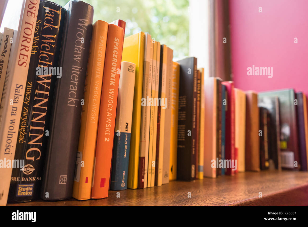 Books window hi-res stock photography and images - Alamy