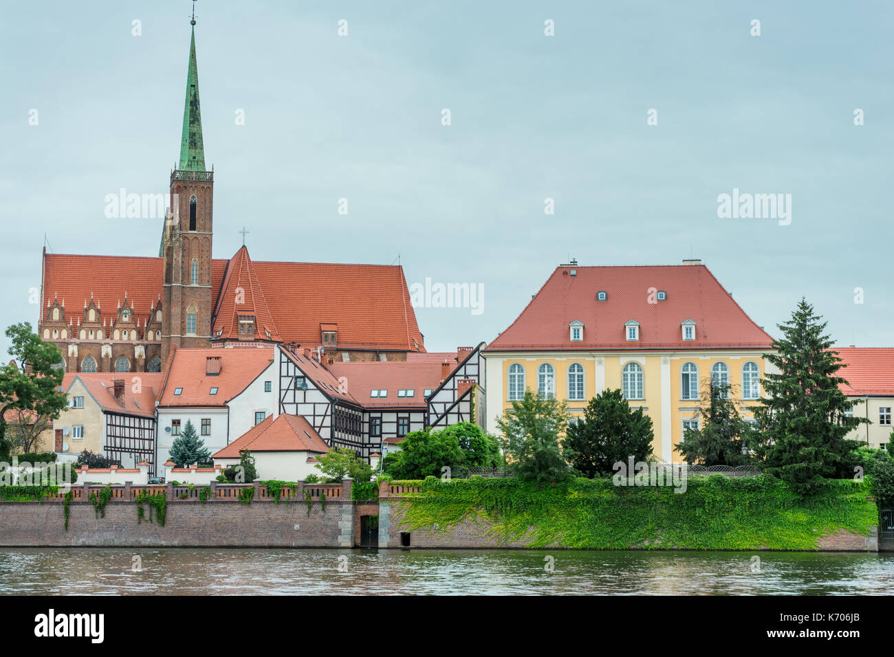 Old collegiate gothic church hi-res stock photography and images - Alamy
