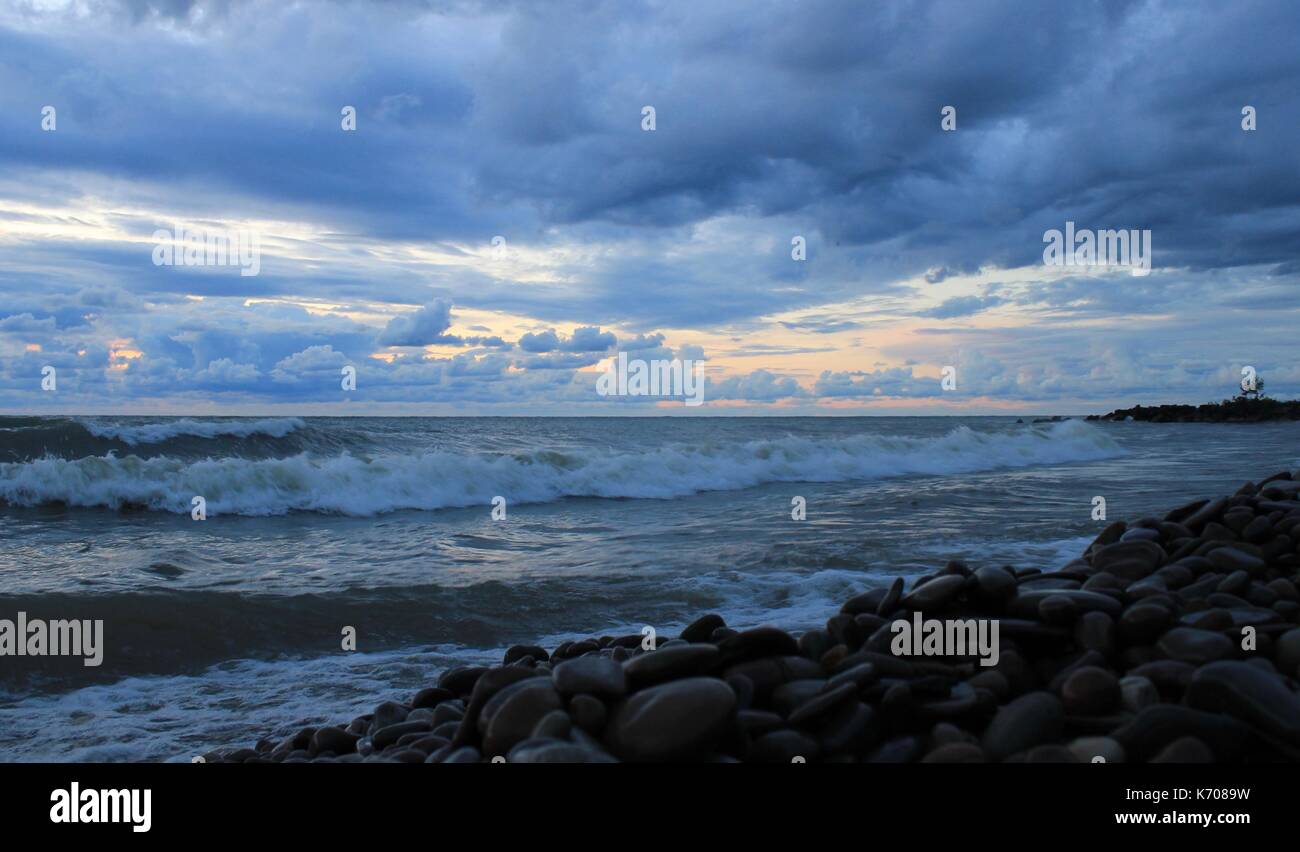 Rolling waves hi-res stock photography and images - Alamy