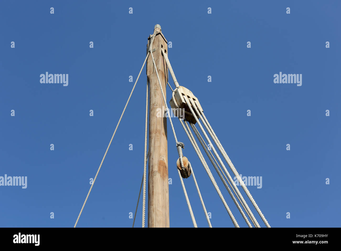 Old dhow cruise ships hi-res stock photography and images - Alamy
