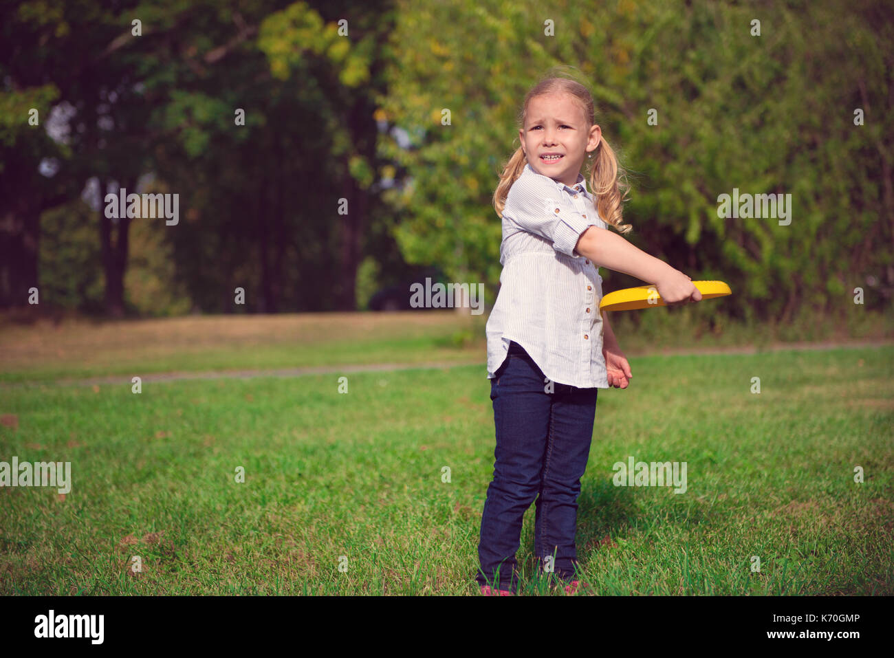 Kids Playing Frisbee High Resolution Stock Photography and Images - Alamy