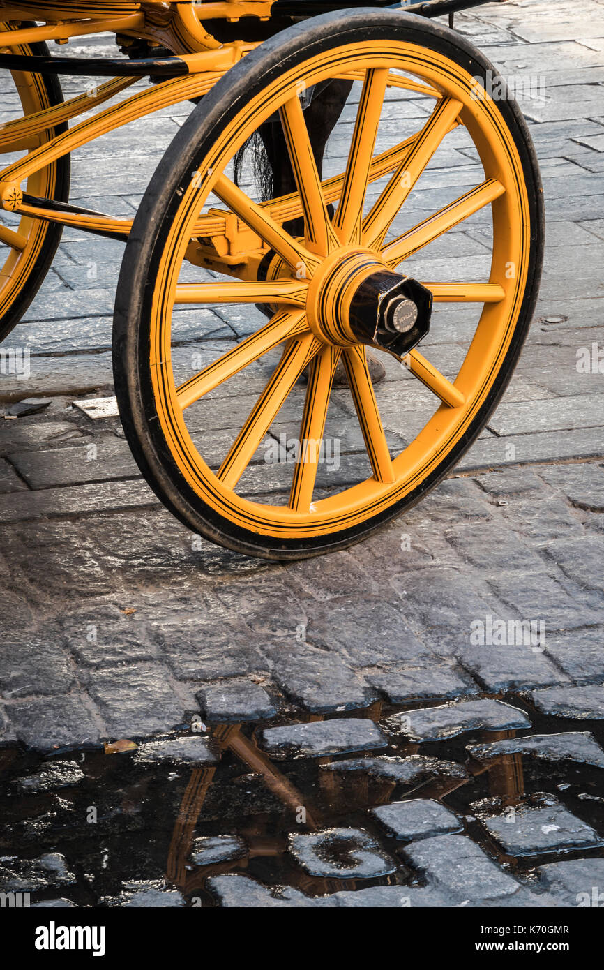 Chariot wheel architecture hi-res stock photography and images - Alamy
