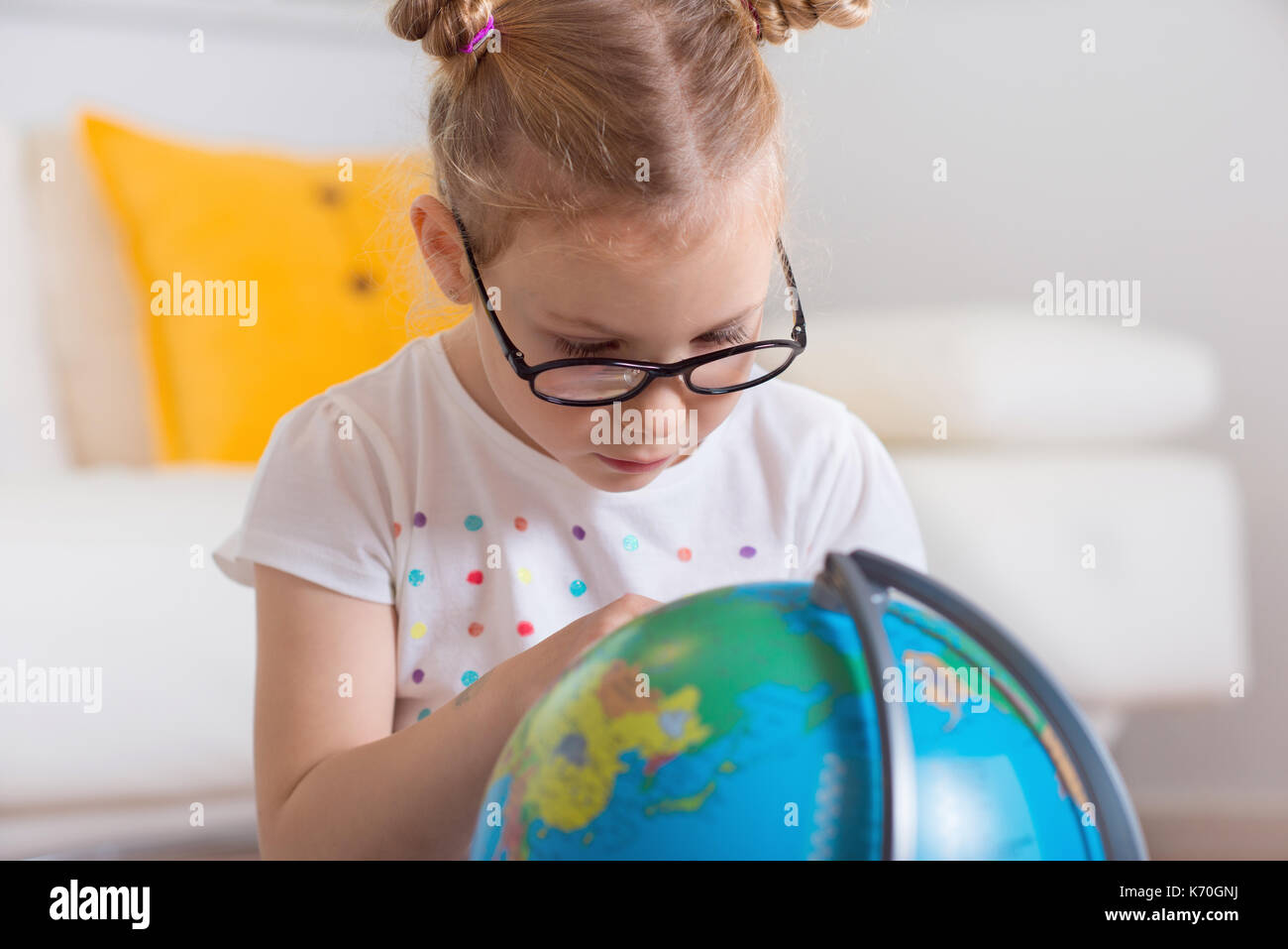 Child exploring map hi-res stock photography and images - Alamy