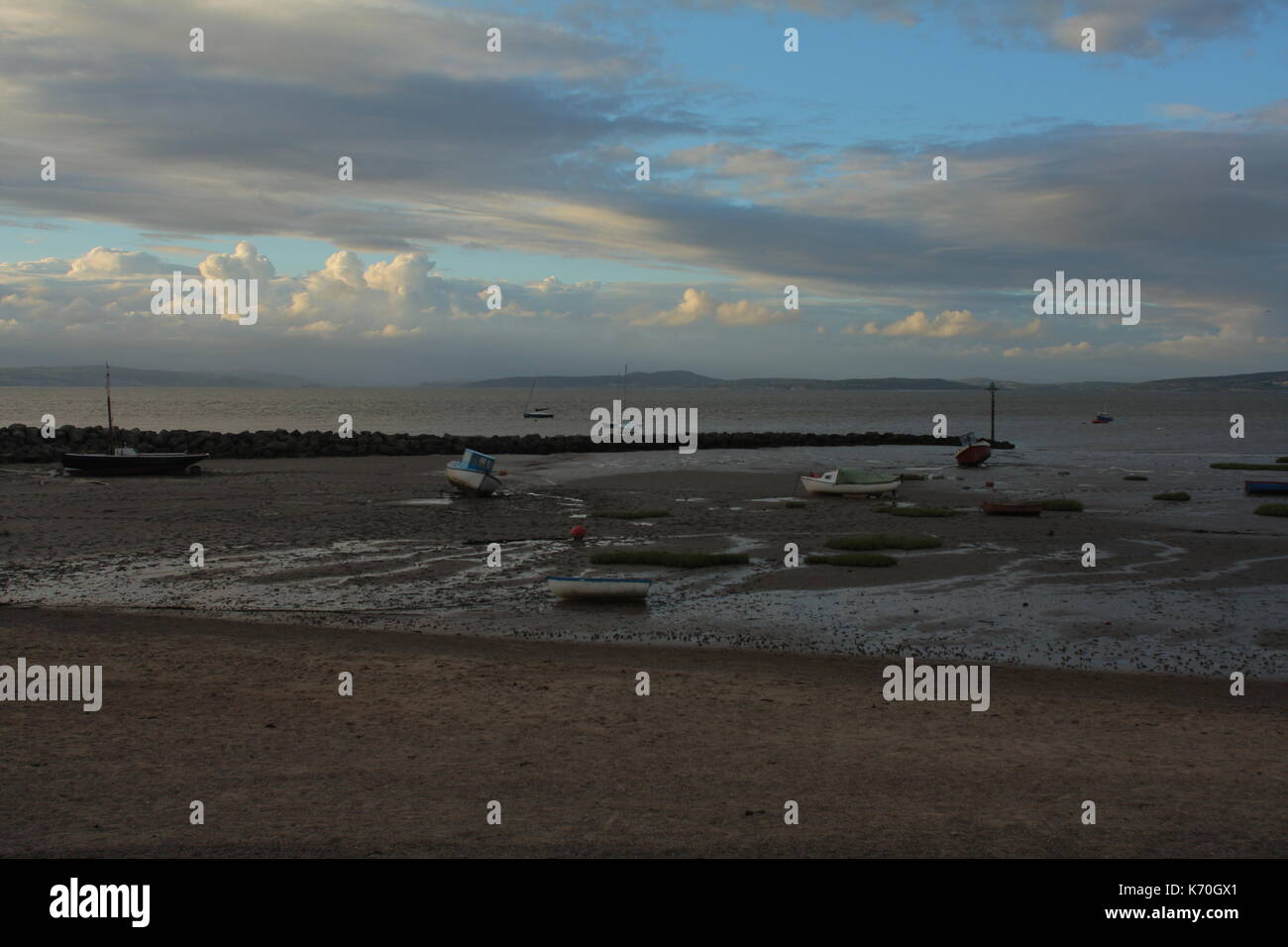 Boats stranded on mud hi-res stock photography and images - Alamy