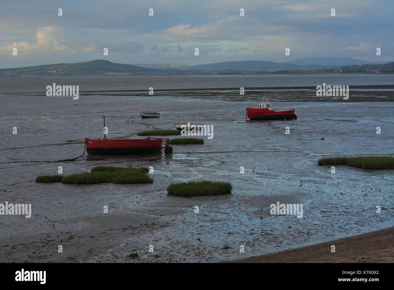 Boats stranded on mud hi-res stock photography and images - Alamy