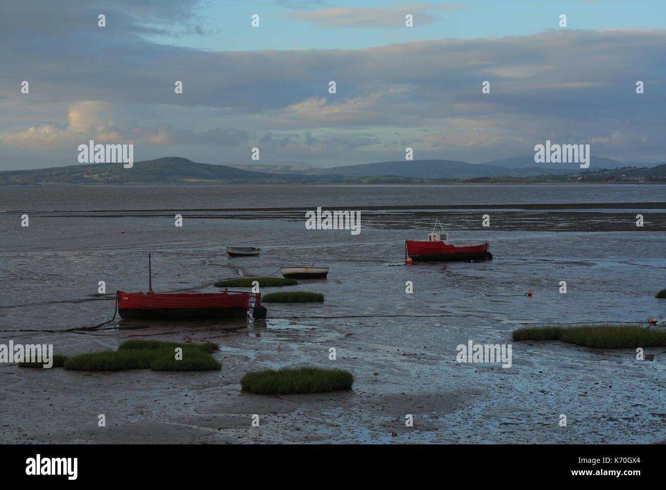 Boats stranded on mud hi-res stock photography and images - Alamy