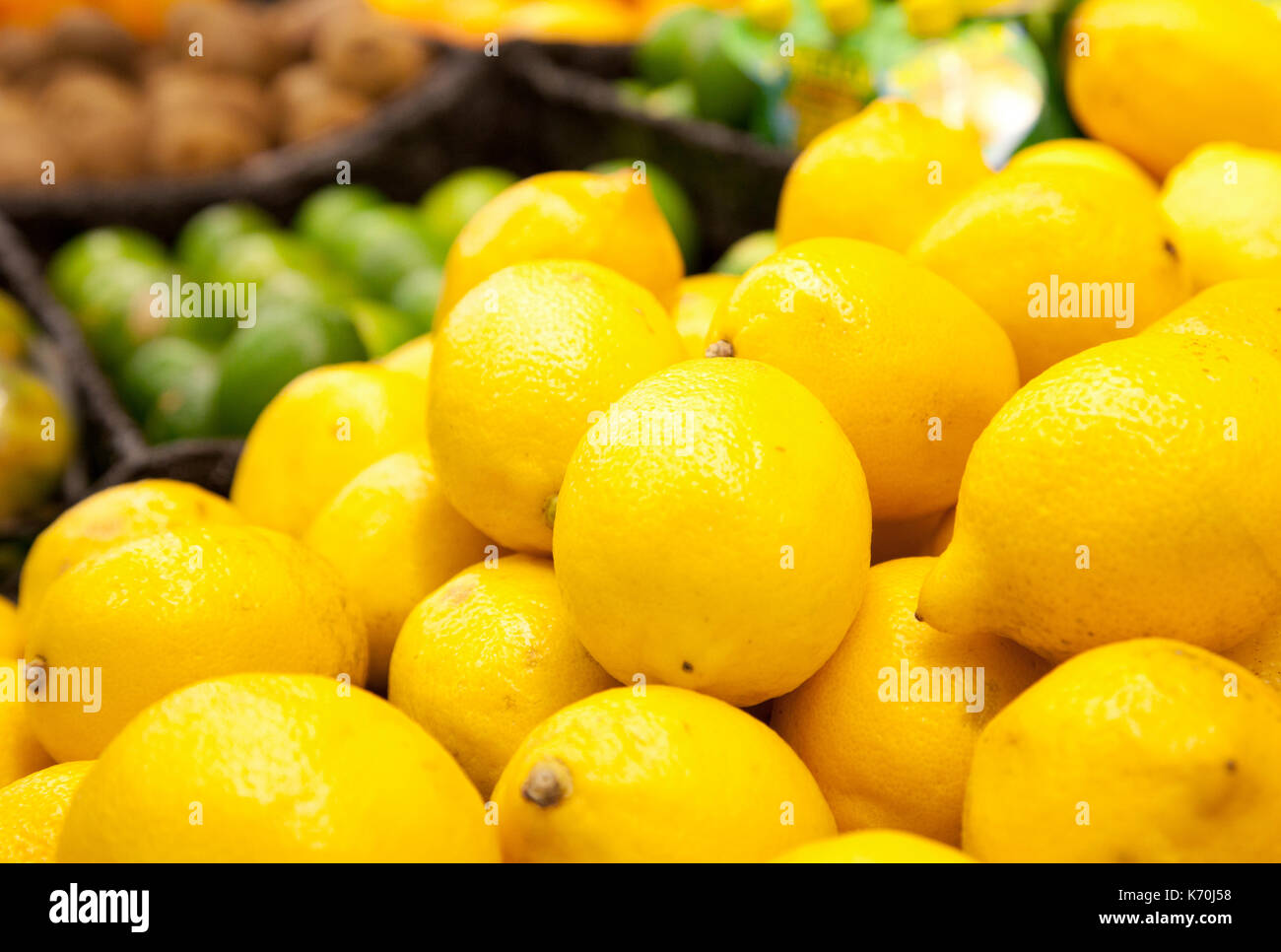 fresh yellow lemons at a farmers market Stock Photo - Alamy