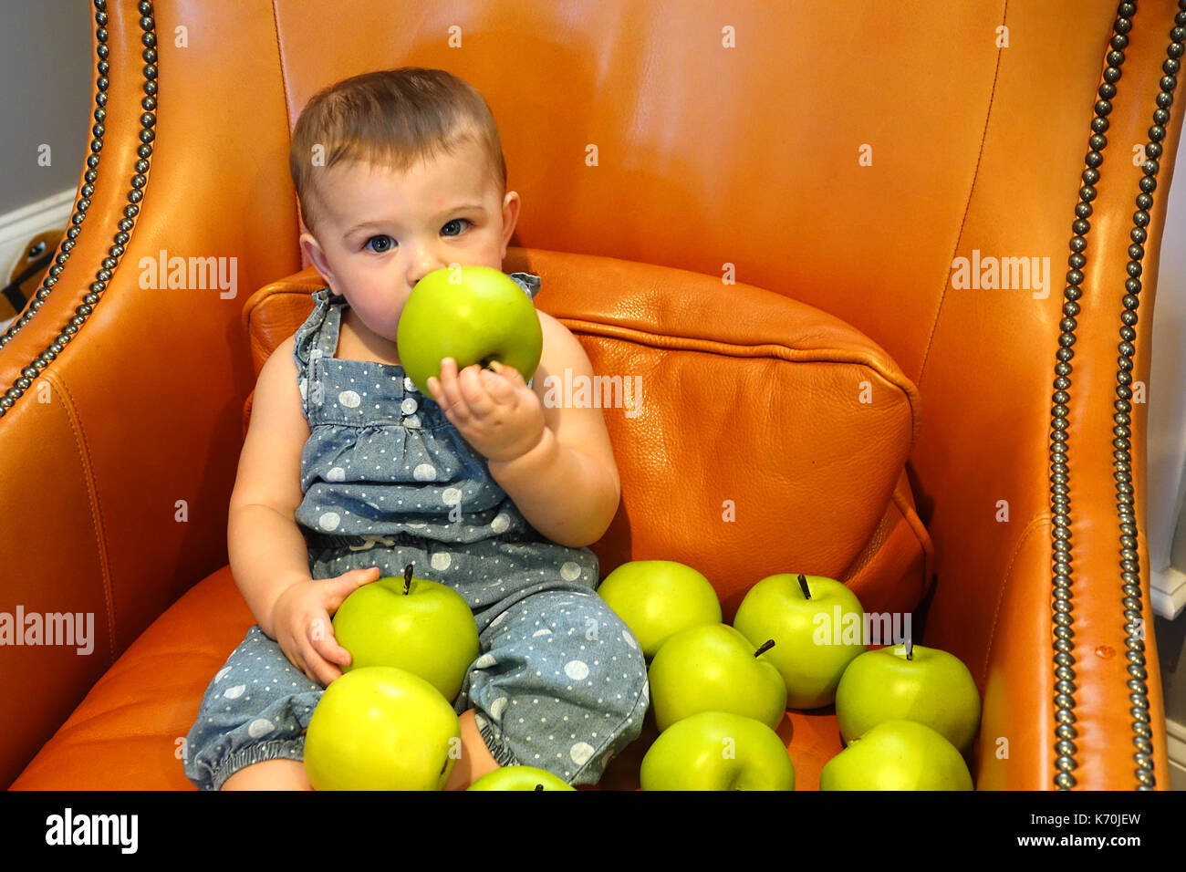 Baby with apple hi-res stock photography and images - Alamy