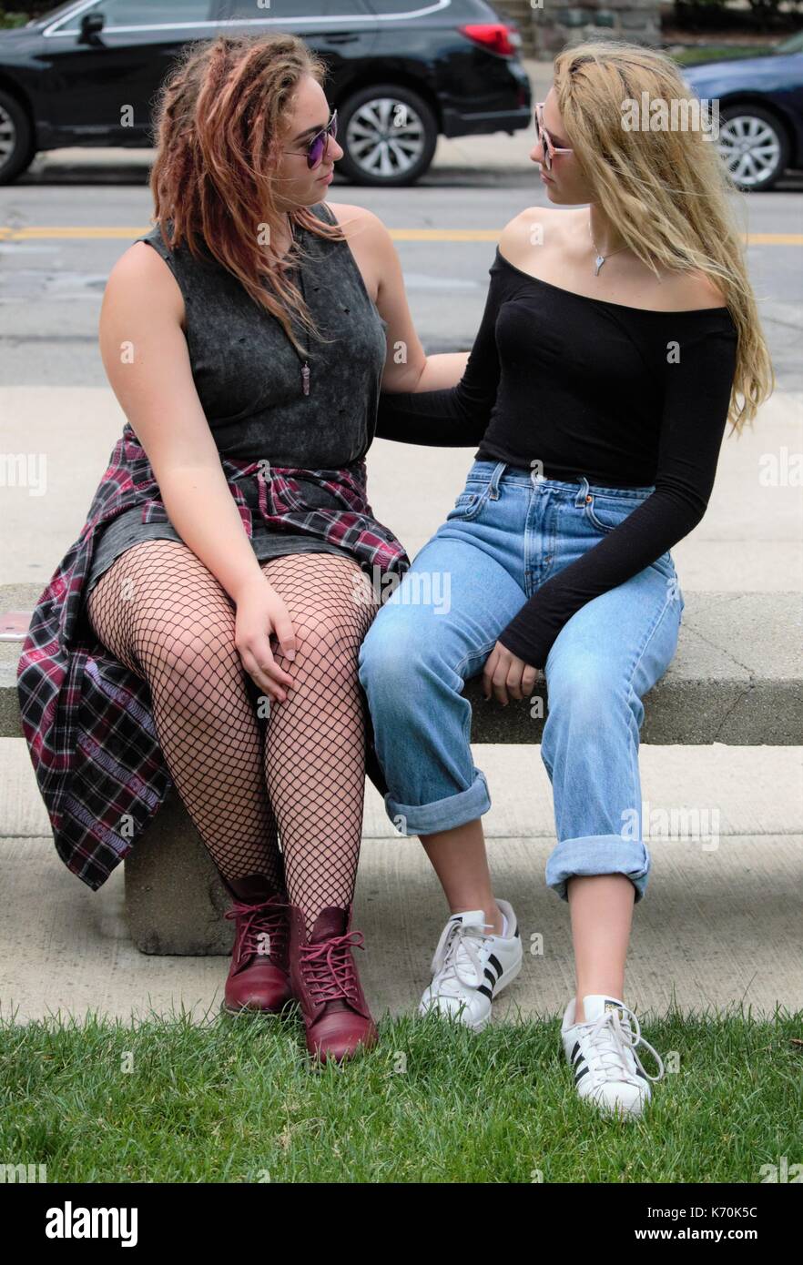 Two girls talking on bench hi-res stock photography and images - Alamy