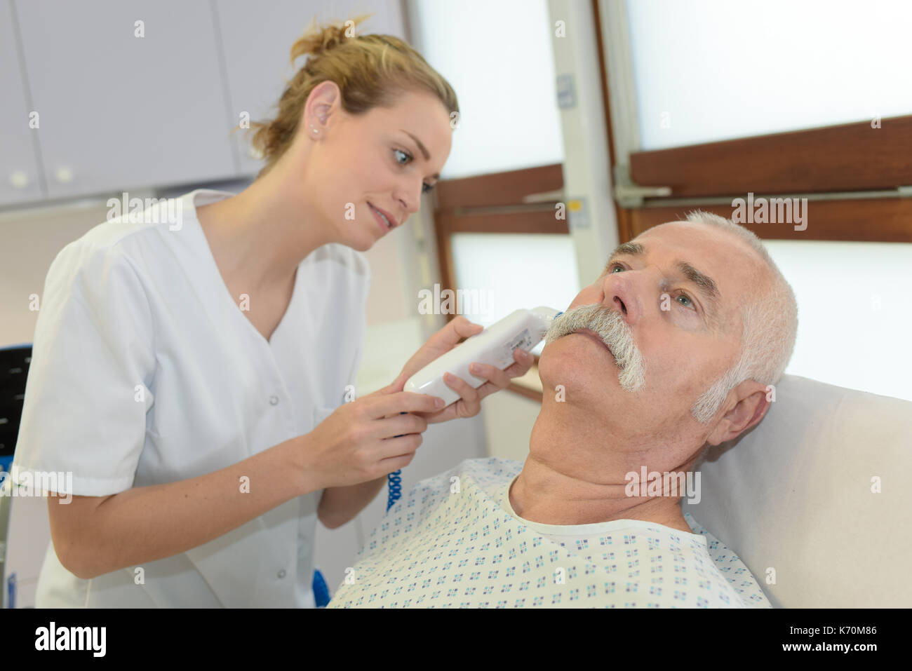 Patient temperature monitor hi-res stock photography and images - Alamy