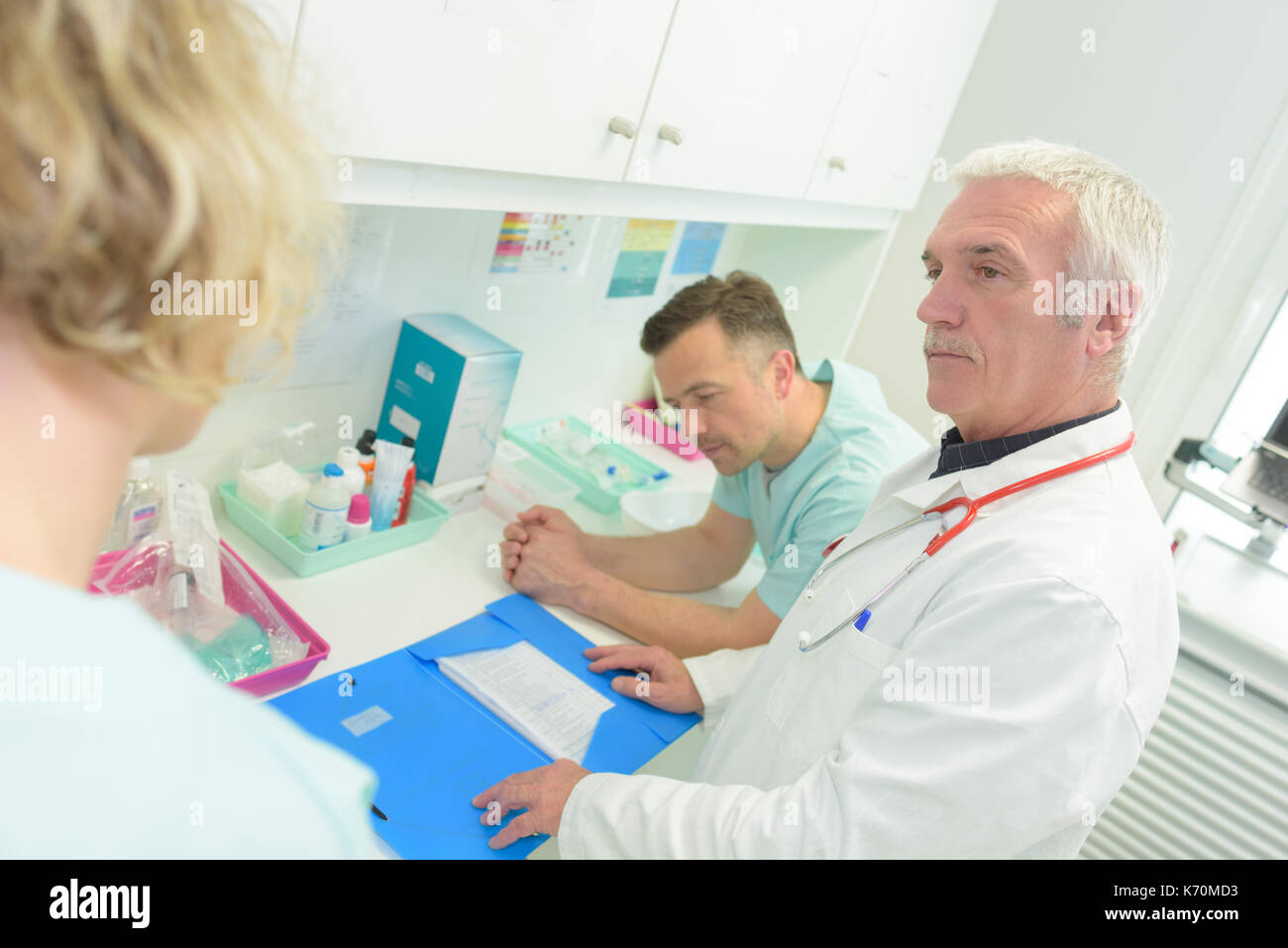 Laboratory workers in discussion Stock Photo - Alamy