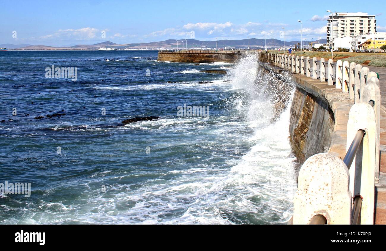 Two oceans beach apartment block hi-res stock photography and images ...