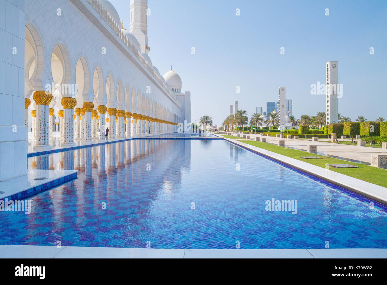 Sheikh Zayed Grand Mosque, Dubai, UAE, peoples, swimming pool and ...