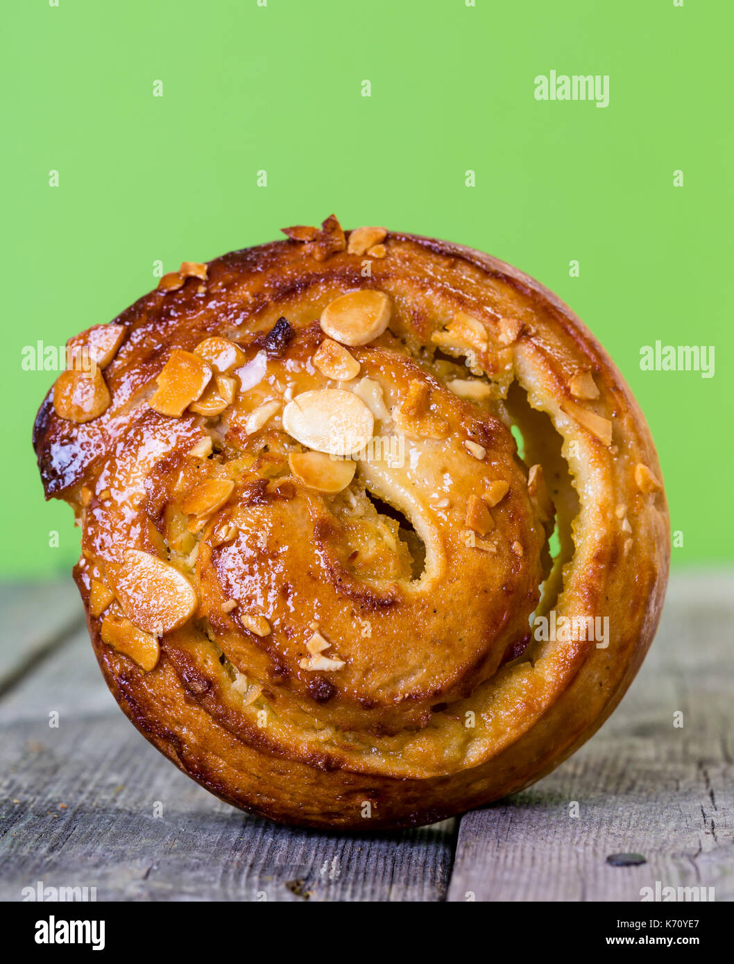 one cinnamon bun standing on its side Stock Photo - Alamy