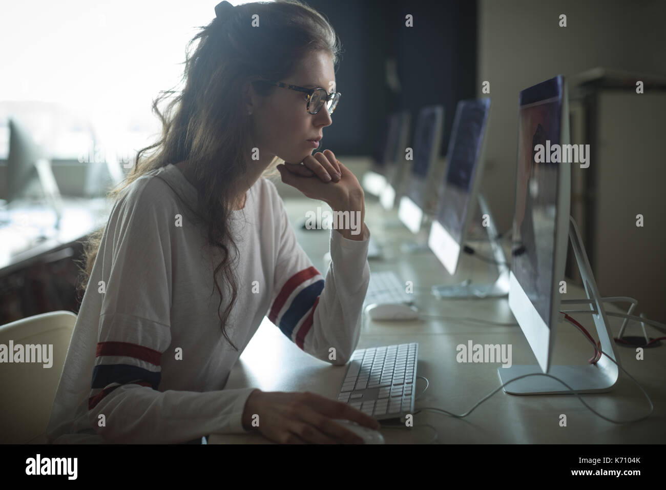 Girl working computer mouse hi-res stock photography and images - Alamy
